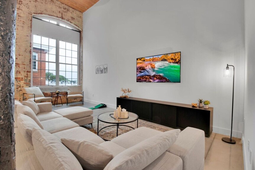 Huge, Open Loft | Arts District | 5 Mins To Dt Gvl - Saluda Lake, SC