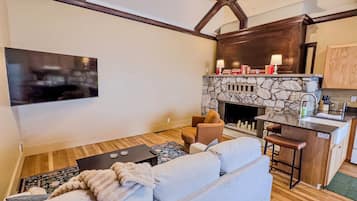 Apartamento, cozinha, vista para o jardim | Área de estar | Smart TV 65 polegadas com canais digitais, Netflix, Hulu