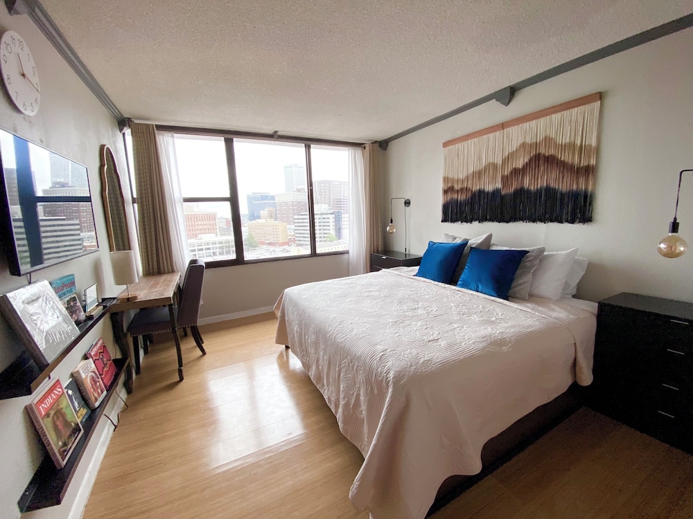 Chic 1-bedroom Condo In Brilliant Tulsa With Ac, Fitness Room, Wifi, & Security - Tulsa, OK