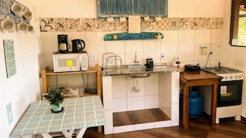 Frigobar, micro-ondas, fogão, cooktop