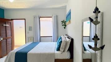 Quarto casal standard | Cortinas blackout, ferros/tábuas de passar roupa, Wi-Fi de cortesia