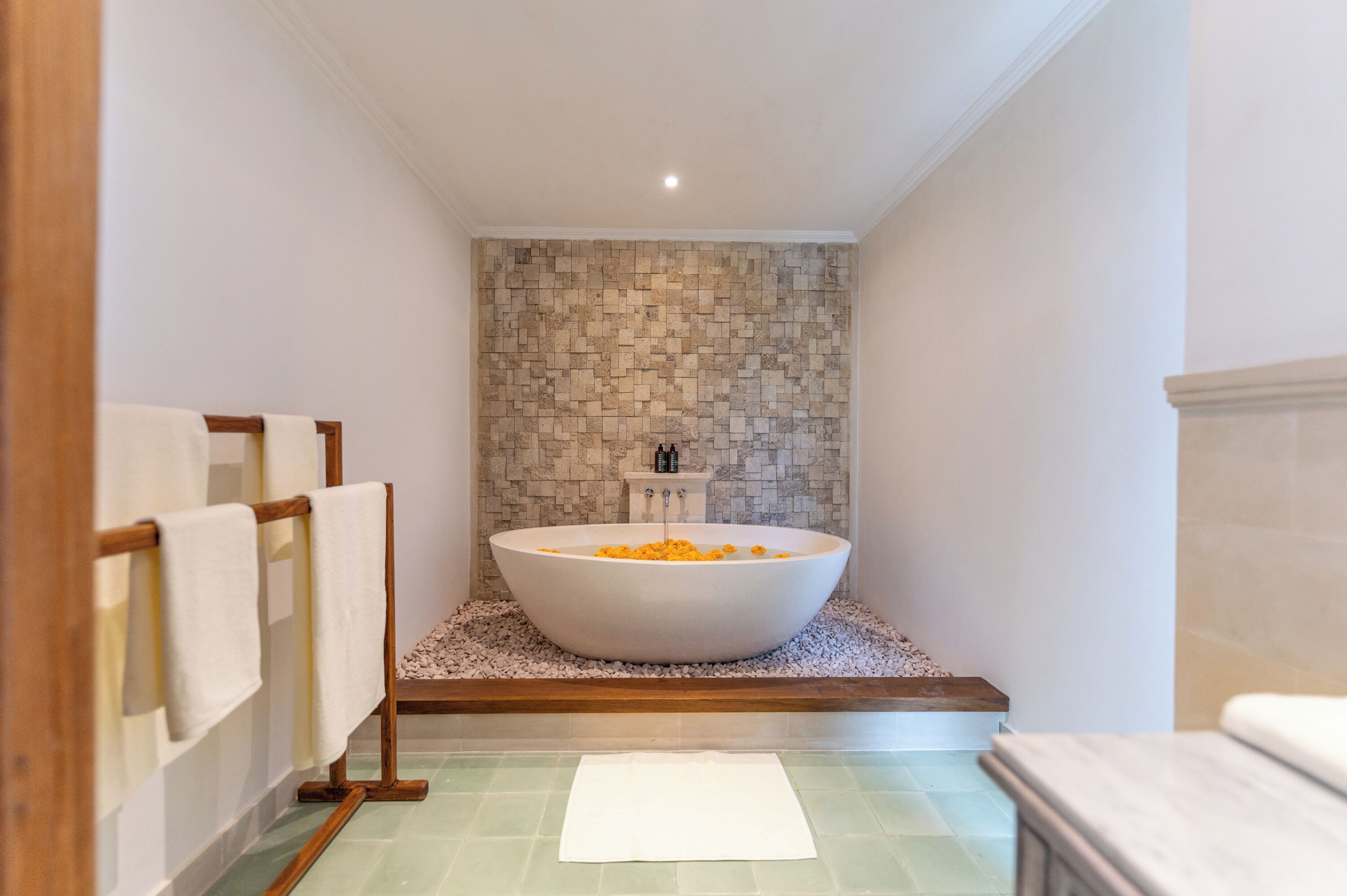 Um polibã e uma banheira separados, um chuveiro fixo 