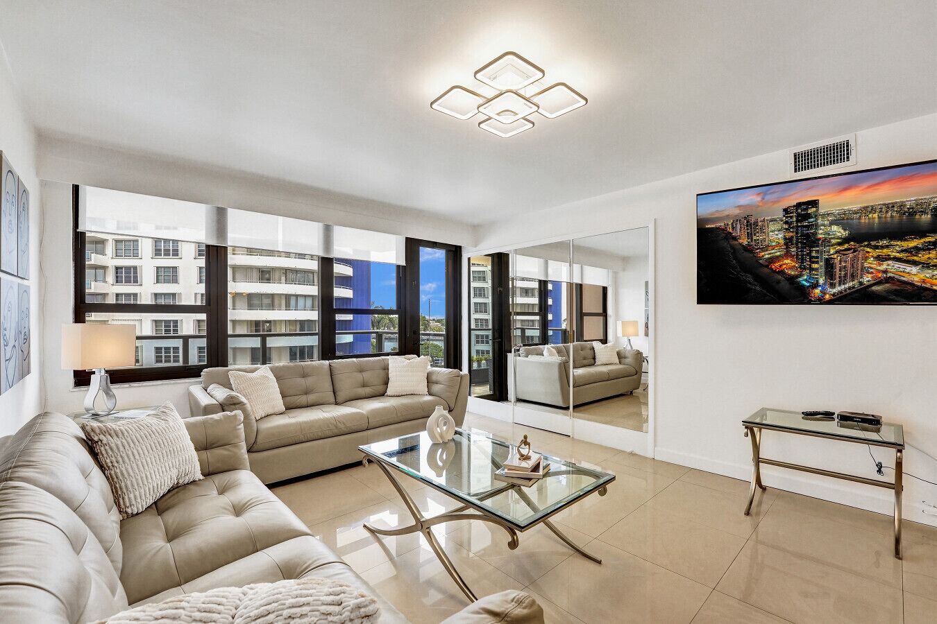 Cozy Ocean View Condo / Beach Service & Pool / 617 - Miami Beach