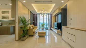 Apartamento luxo, 4 quartos, vista para o rio | Área de estar | TV LED 32 polegadas com canais a cabo