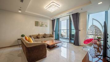 Apartamento Deluxe, 3 quartos, Vista para a cidade | Sala de estar | Televisor LED de 32 polegadas com canais por cabo