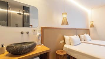Quarto Duplo ou Twin Superior | Cofre com capacidade para portátil, secretária
