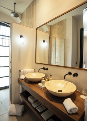 Suite Deluxe, 2 quartos, Vista para a cidade | Casa de banho | Um secador de cabelo, chinelos, toalhas fornecidas, sabão 