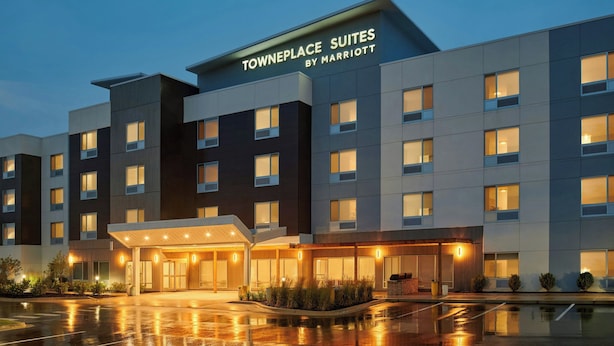 Um hotel moderno com uma placa de destaque indicando "Towneplace Suites by Marriott" na entrada.
