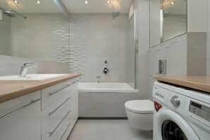 Apartamento, 1 quarto, varanda | Casa de banho | Toalhas fornecidas 