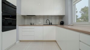 Apartamento, 1 quarto, varanda | Cozinha privada | Um micro-ondas, um forno, uma chaleira elétrica, mesas de jantar 