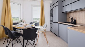 Apartamento, 2 quartos, sacada | Cozinha privada | Máquina de café expresso, cafeteira/chaleira, micro-ondas, fogão