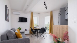 Apartamento, 2 quartos, sacada | 2 quartos, escrivaninha, espaço de trabalho para notebook, roupa de cama