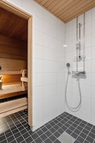 Apartamento Deluxe, varanda, Vista para a cidade | Casa de banho | Um polibã, um secador de cabelo, um bidé, Piso aquecido (casa de banho)