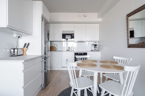 Apartamento Deluxe, varanda, Vista para a cidade | Cozinha privada | Um frigorífico/congelador grande, um micro-ondas, um forno 