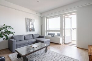 Apartamento Deluxe, varanda, Vista para a cidade | Sala de estar | Televisor LED de 40 polegadas com canais por cabo