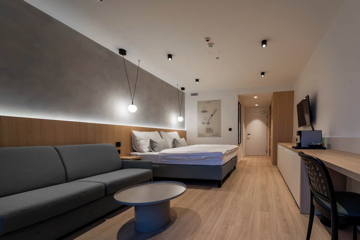 Quarto casal ou duplo luxo, sacada, vista para o campo de golfe | Roupas de cama antialérgicas, cofres nos quartos