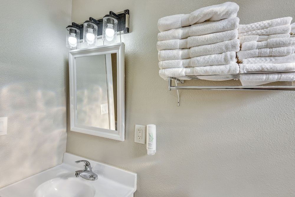 2 Mi To Warren Dunes - Bright Sawyer Apartment! - Stevensville, MI