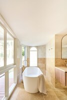 Suíte standard | Banheiro | Secador de cabelo, roupões de banho, toalhas de banho, sabonete