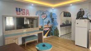 Uma sala de estar moderna com um espelho grande, uma mesa de jantar, um sofá e uma cozinha.