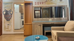Uma sala de estar moderna com um espelho grande, um sofá e uma mesa de centro.