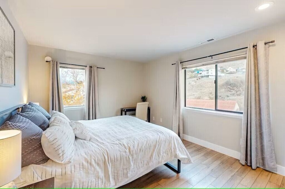 Top-floor Newly Remodeled 2-bed Condo W/ Lake View & Access, Hot Tub & 5 Pools - Chelan, WA
