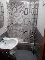 Quarto casal ou duplo clássico, vista para o pátio | Banheiro | Bidê 