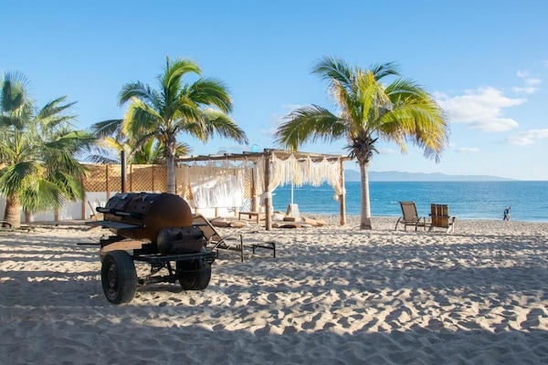 Uma praia privada, praia de areia branca, bares na praia
