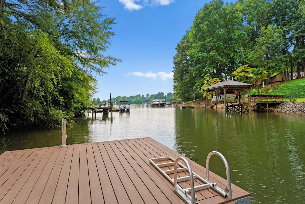 Hideaway Cove Private Dock, Firepit, New Build - Lake Norman, NC