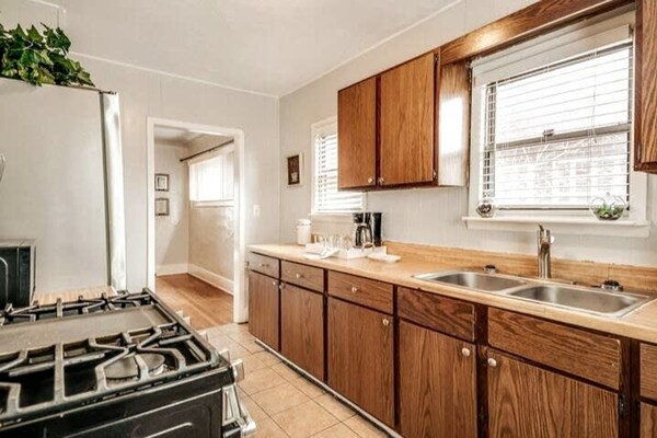 Shiny And Comfortable Oakland House 3 Car Driveway - Auburn Hills, MI