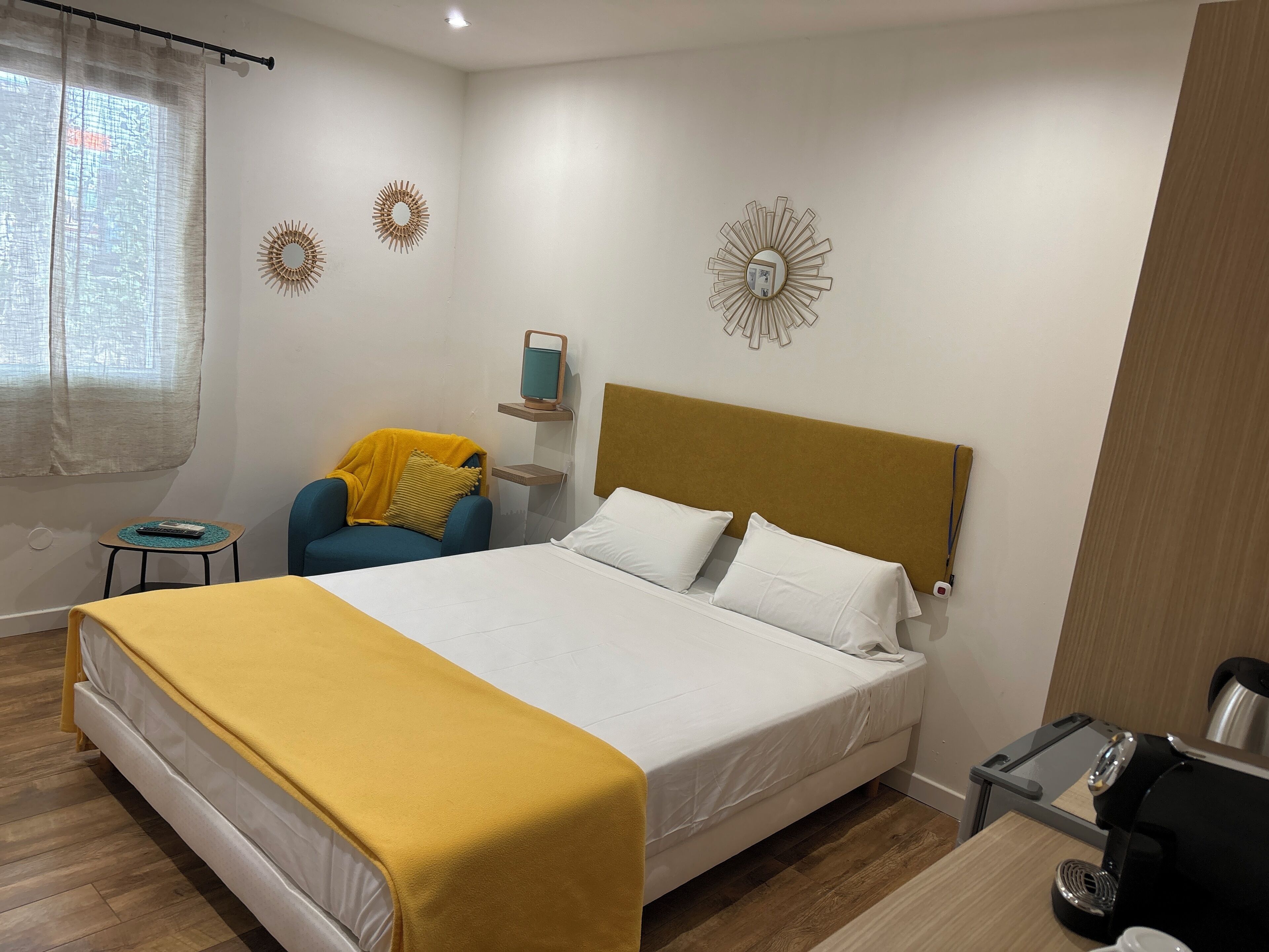 Quarto casal conforto | Roupas de cama premium, cofres nos quartos, individualmente decorados