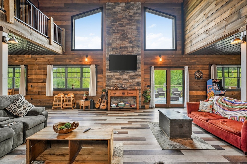 Barndo With A Beach! Golf Sim, Slide, Hottub/sauna, Volleyball, Frolf, Sleeps 24 - Lake Wisconsin