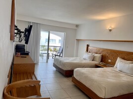 Quarto, vista para a piscina | Vista do quarto