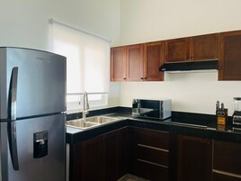 Apartamento, varanda, vista para o mar | Cozinha privada | Um frigorífico, um micro-ondas, uma torradeira, utensílios de cozinha 