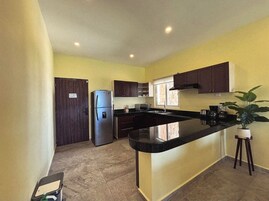 Apartamento, pátio, vista para o mar | Cozinha privada | Um frigorífico, um micro-ondas, utensílios de cozinha