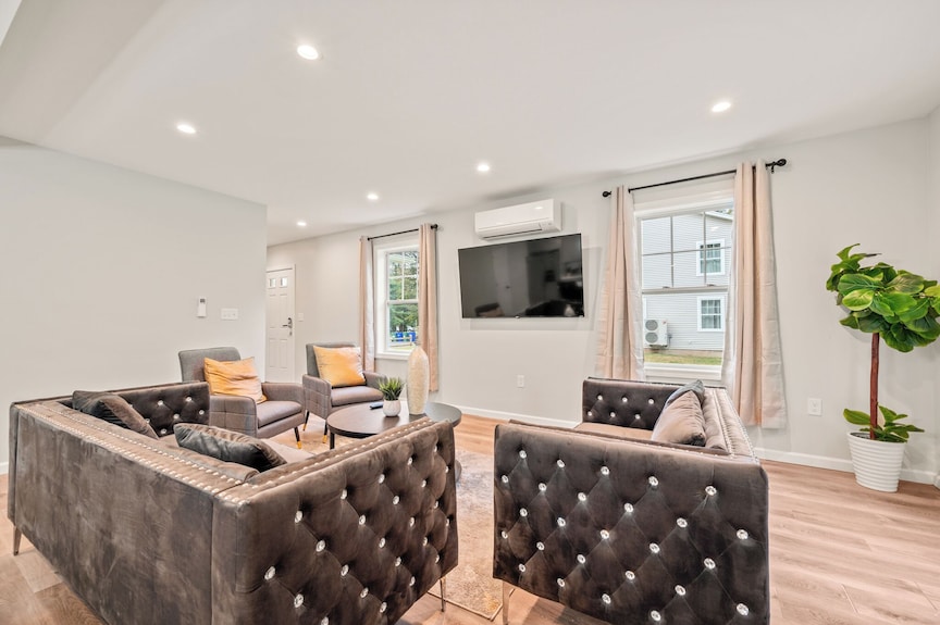 Stylish Townhome | Perfect For Family Gatherings & Events - Connecticut