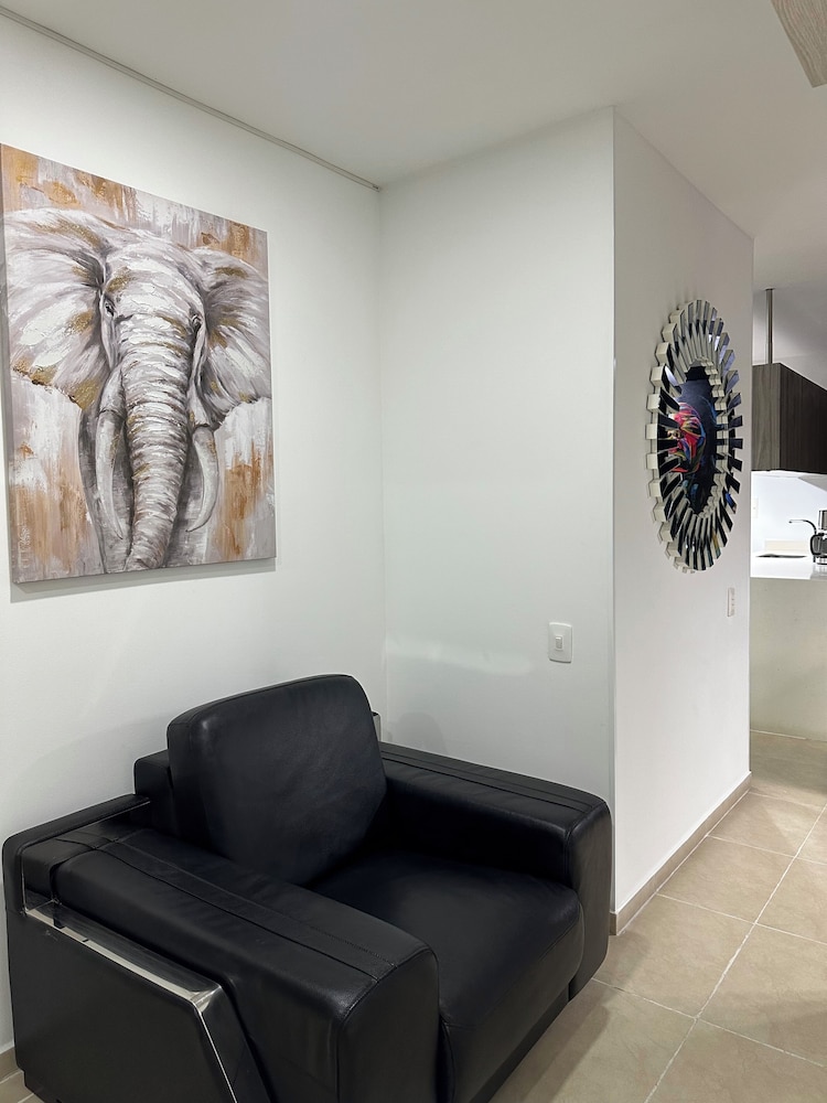 Quiet, Centrally Located Lodging. All Rooms Have Air Conditioning And Hot Water. - Bucaramanga