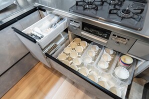 Geladeira, micro-ondas, cooktop, torradeira