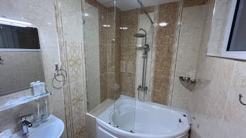 Suite de Luxo, Vista para a cidade | Casa de banho | Chinelos