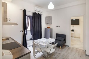 Suite-Estúdio Deluxe | Cozinha privada | Minifrigorífico 