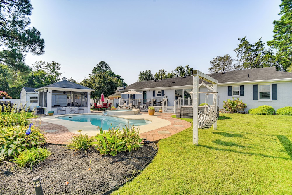Luxe Lakefront Portsmouth Home: Fish, Swim & Play! - Portsmouth, VA