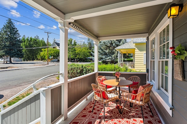 Charming Downtown Mccloud Retreat 2 Bedroom Home By Redawning - McCloud, CA