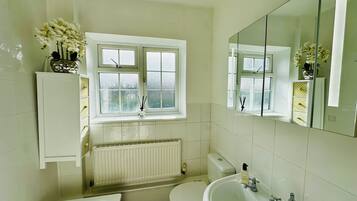 Apartamento | Banheiro | Banheira e chuveiro separados, banheira de imersão