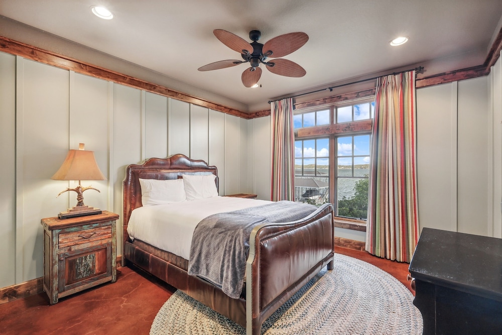 Sunset Manor- with a DOCK & HOT TUB! - Palo Pinto County | Vrbo