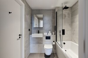 Apartamento (1 Bedroom) | Casa de banho | Um secador de cabelo