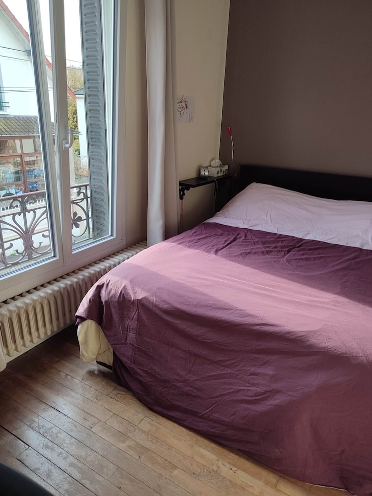 Chambre Avec Lit Double Et Sa Salle De Bain Commune - Suresnes
