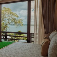 Quarto Standard, vista para o lago | Cofre no quarto, com decoração personalizada 