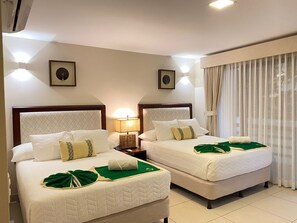 Quarto Standard, vista para o lago | Cofre no quarto, com decoração personalizada 