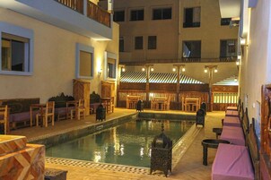 Piscina exterior, guarda-sóis, espreguiçadeiras 