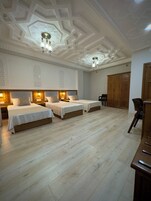 Quarto triplo conforto | Cofres nos quartos, escrivaninha, espaço de trabalho para notebook