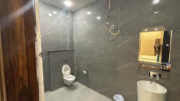 Quarto casal ou duplo luxo | Banheiro | Chuveiro/banheira combinados, produtos de toalete grátis, sabonete